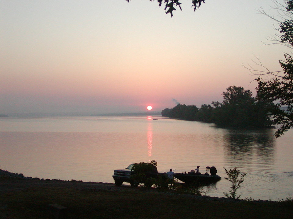 Holladay, TN : Misty sunrise over Kentucky Lake at Eva, Tennessee photo ...