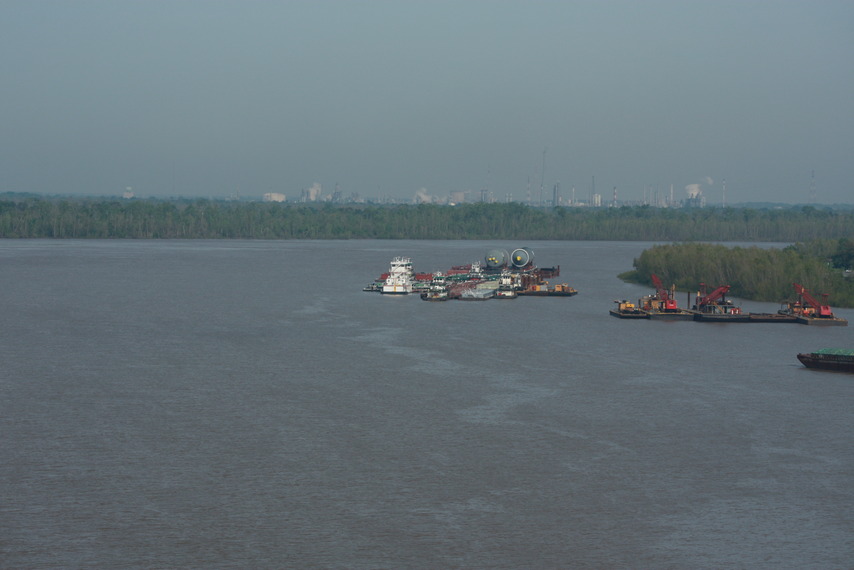Luling, LA : Missisppi River with Chemical Plants in Taft in background ...