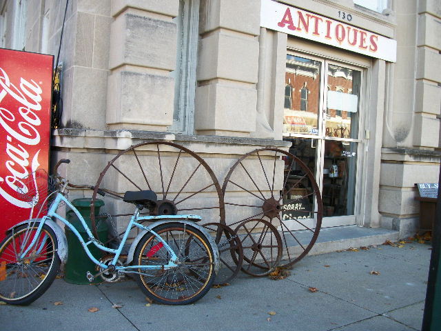 Arcola, IL : If you like antiques, there are some nice displays and ...