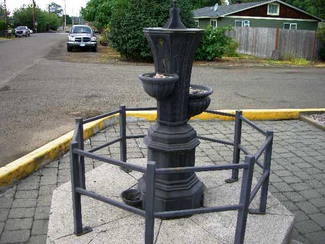 Barlow, OR : Barlow, Oregon: The famous Barlow Fountain: the lower ...