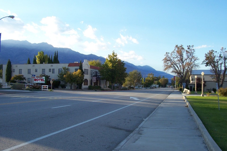 Independence, CA : Highway 395 going through middle of town. Quiet ...