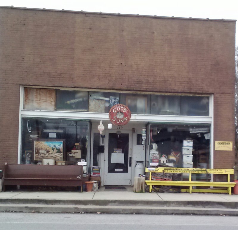 Algood, TN : Countryboy's Auction Every Fri.Nite photo, picture, image ...